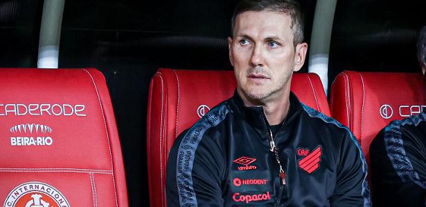 Santos anuncia Paulo Turra como novo técnico