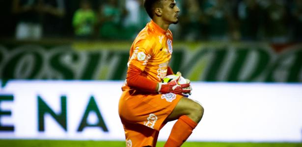 Corinthians acerta renovação com goleiro Matheus Donelli