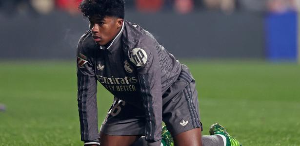 Endrick termina 2024 esquecido no banco após estreia com gol e recorde