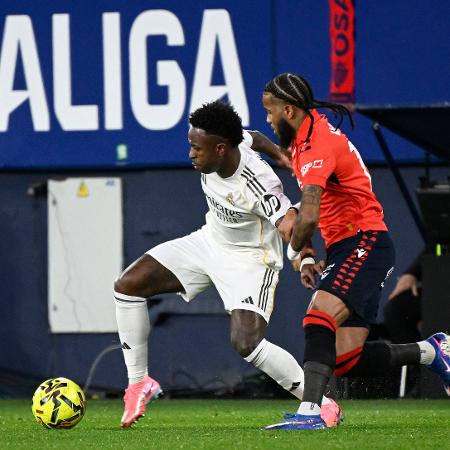 Vini Jr marca após vaias, mas Real Madrid perde para Osasuna com gol no fim