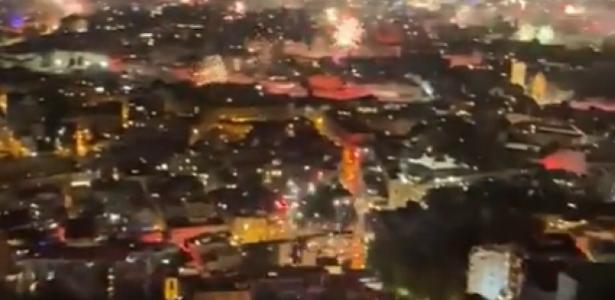 Nápoles fica iluminada por fogos de artifício após título