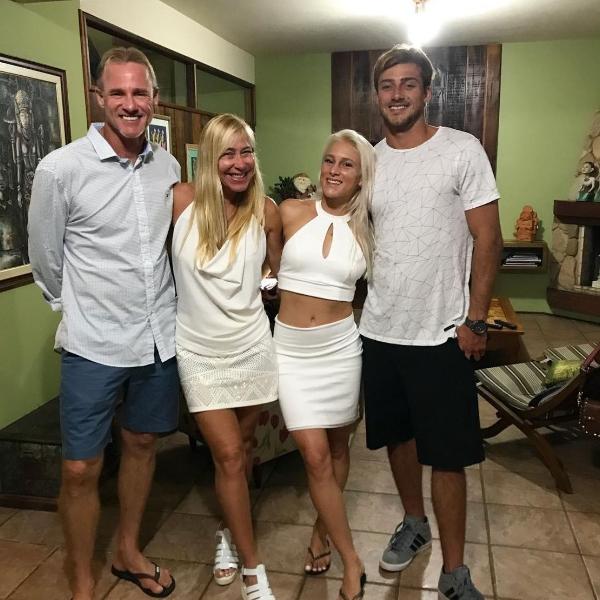 Tatiana Weston-Webb é medalha de prata no surfe nas Olimpíadas