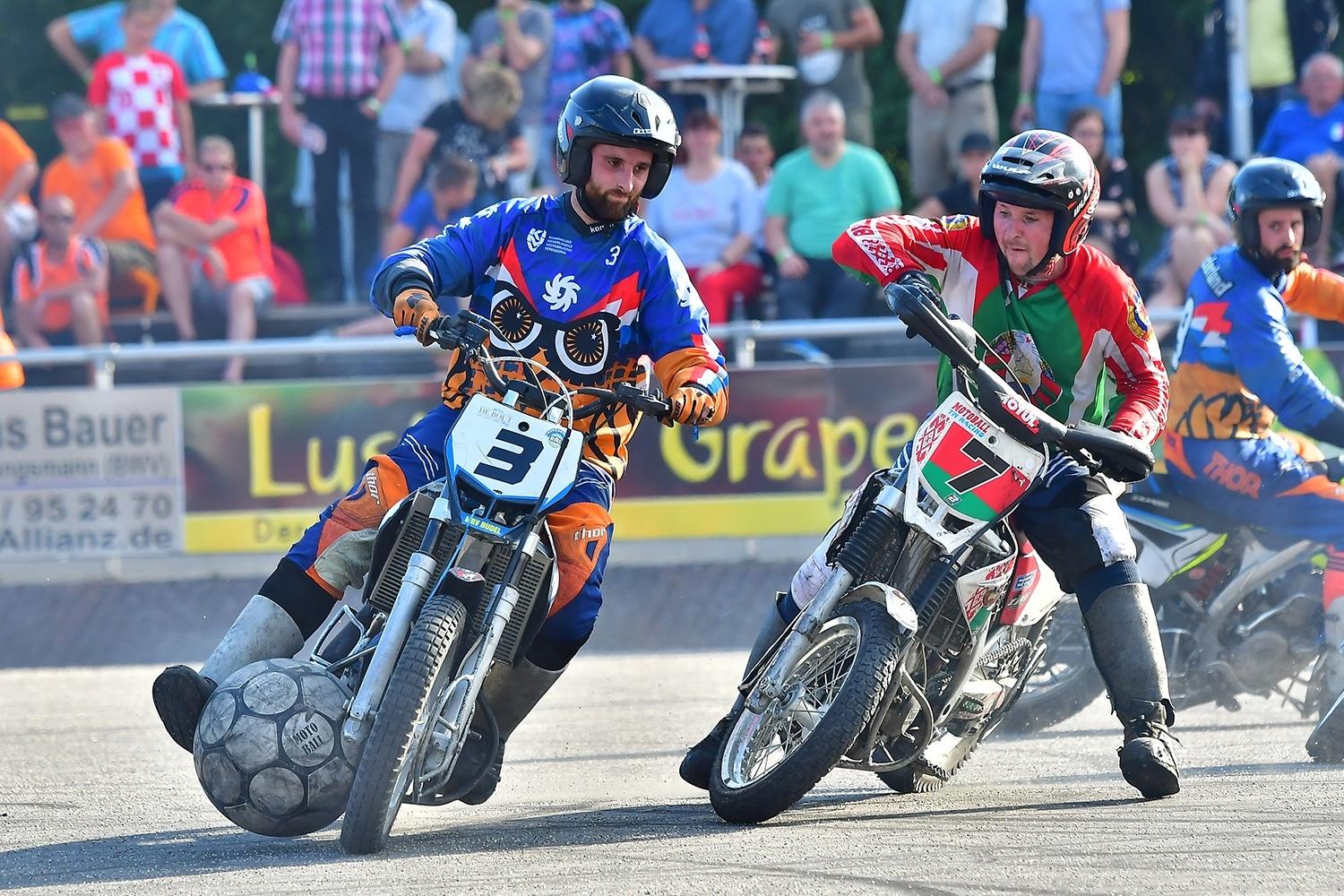 Conheça o Motoball, a versão do futebol sobre motocicletas