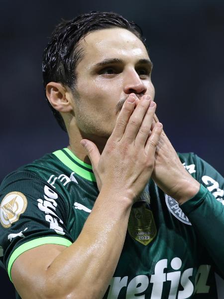 Raphael Veiga comemora aniversário na concentração do Brasil em Lisboa