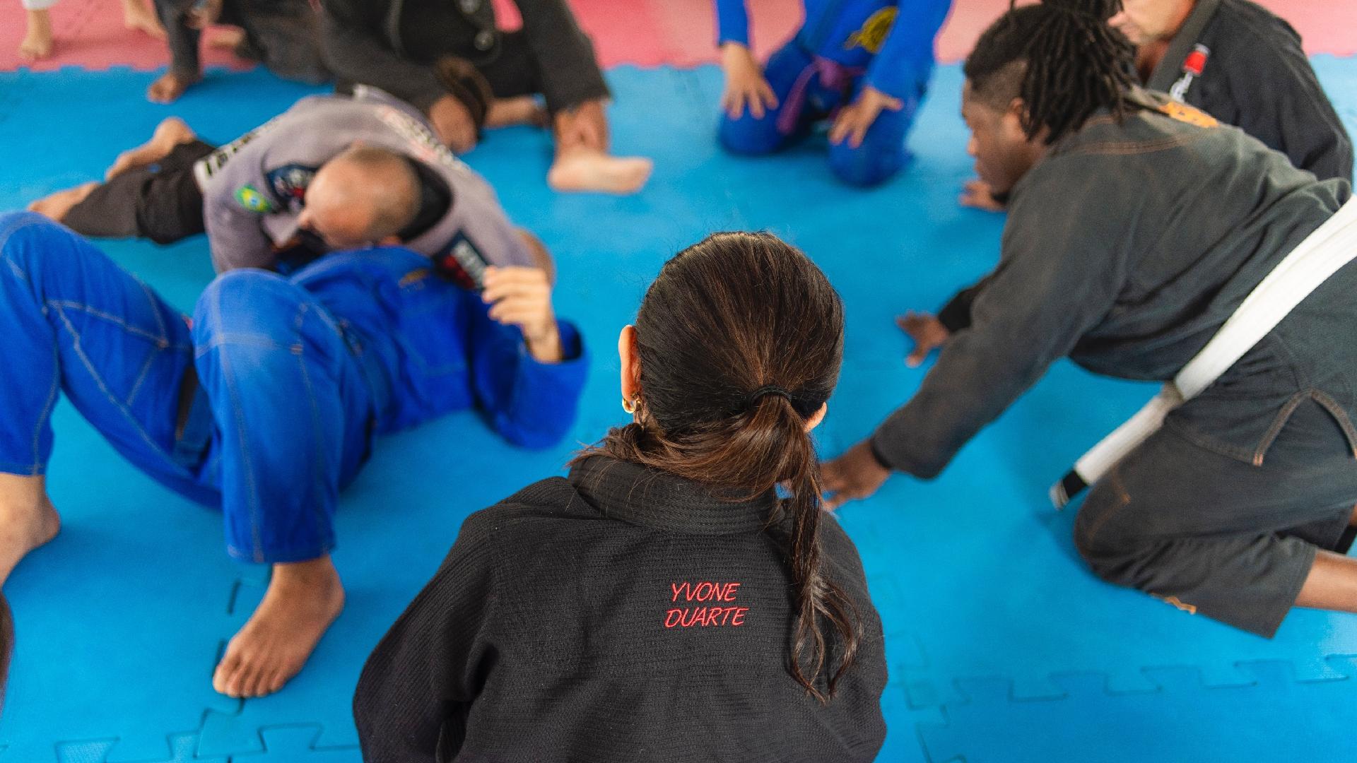 Indígena, feminista e avô: quem é a mulher mais graduada do jiu-jitsu