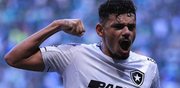 Tiquinho Soares celebra vitóira e mantém pés no chão