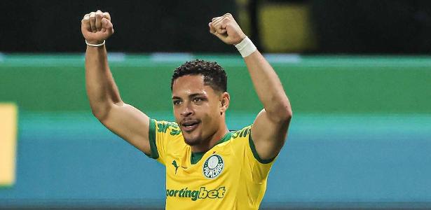 Palmeiras goleia Bragantino com show de Vitor Roque e segue líder