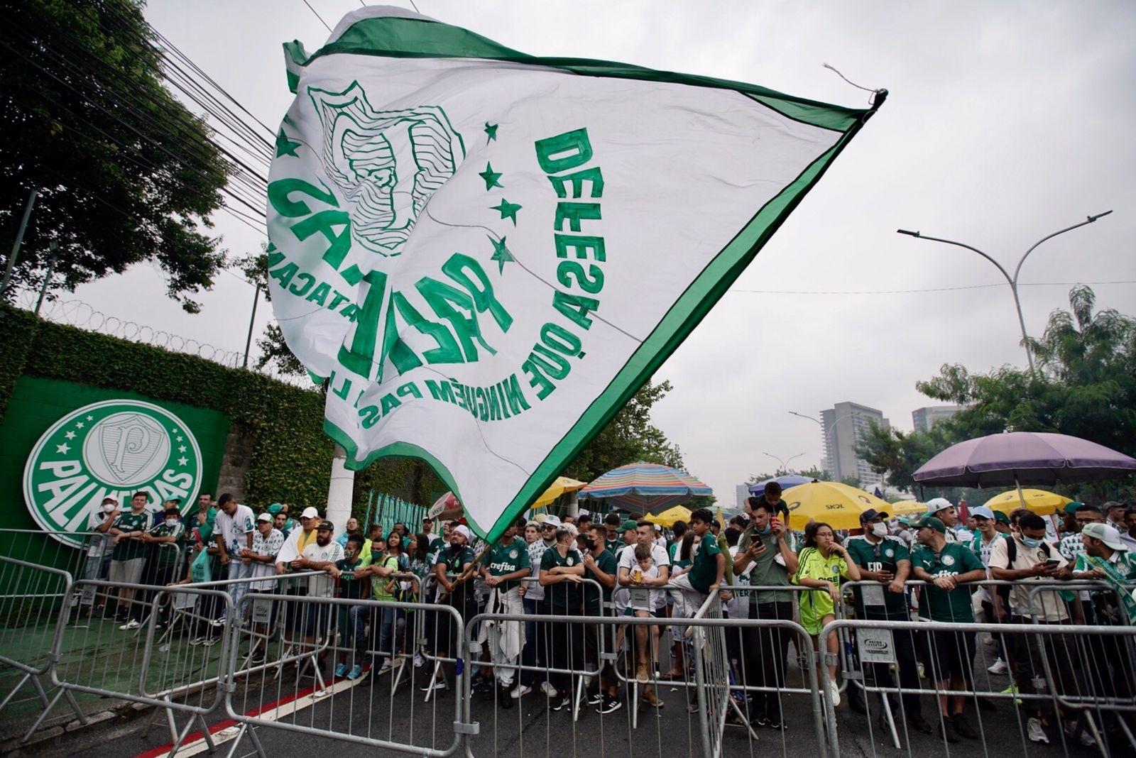 Palmeiras: Torcida faz festa antes do embarque para o Mundial; veja