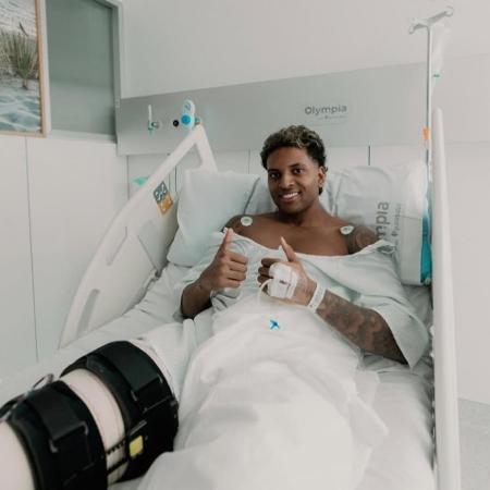 Rodrygo passa por cirurgia no joelho e fala em 'nova história'