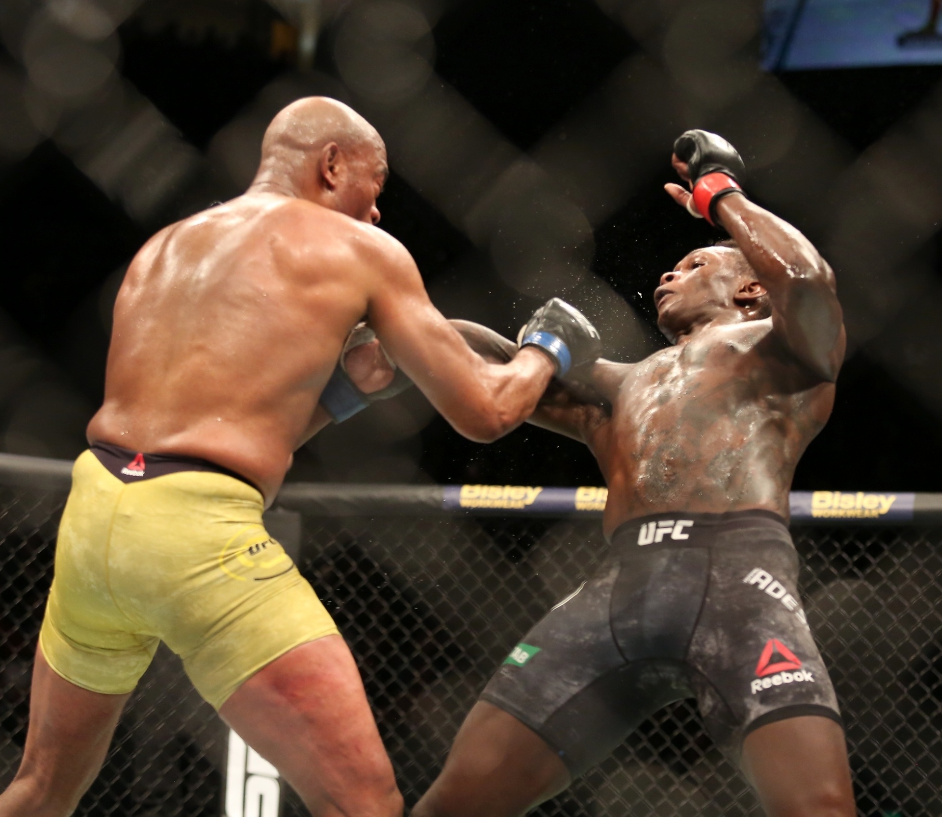 Anderson Silva volta após 2 anos, perde e se afasta de cinturão do UFC ...