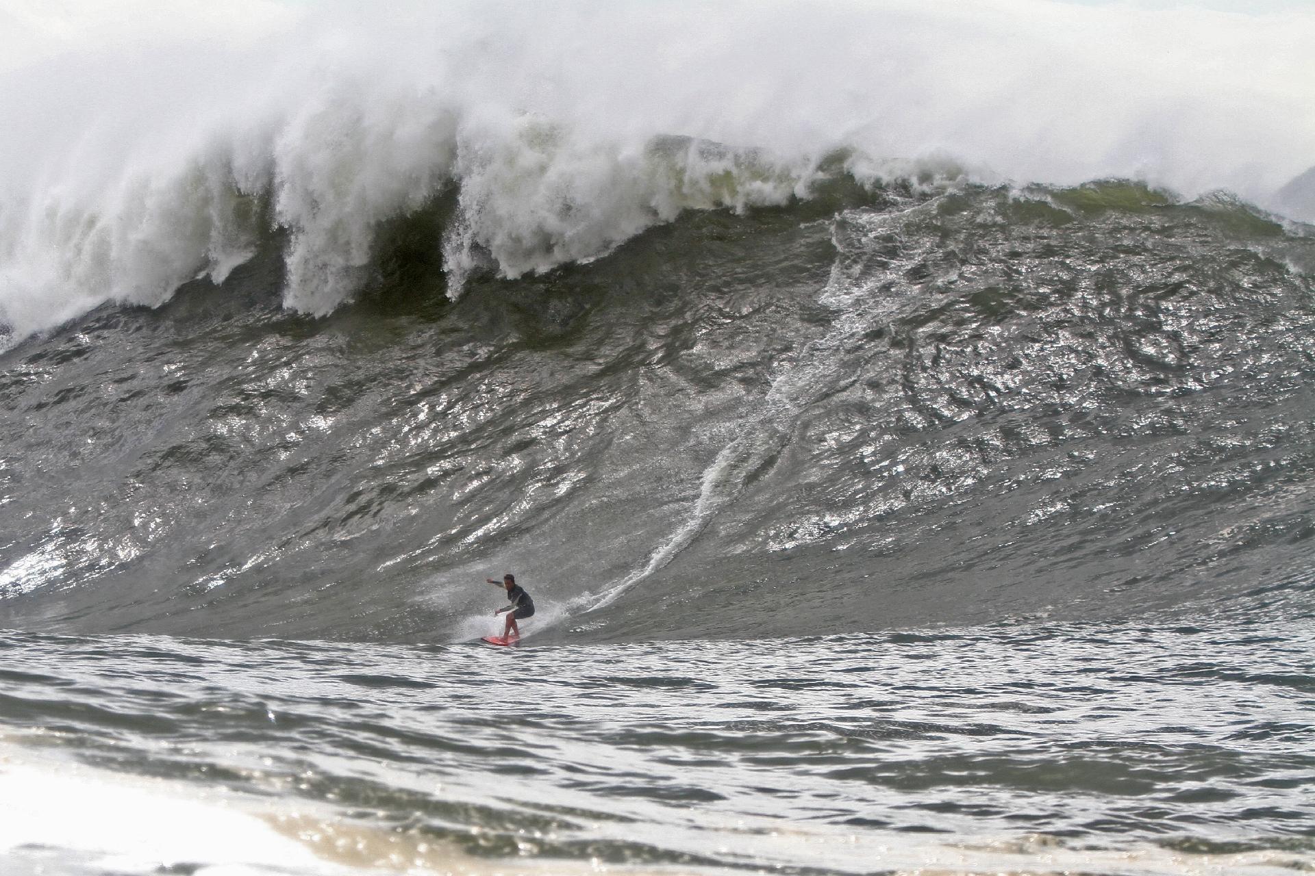 Lugar que causou mais de 70 naufrágios hoje tem a maior onda do Brasil