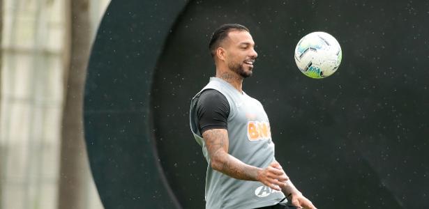 Lateral Michel Macedo entra na lista de dispensa do Corinthians