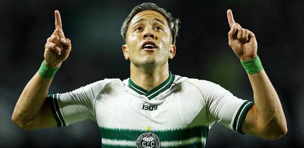 Frizzo: jogador do Coritiba faz golaço do campo de defesa; assista