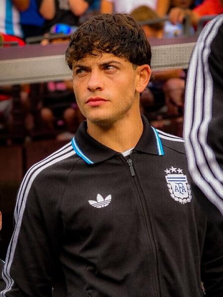 Mesmo preterido, Giay permanece com a Argentina até estreia na Copa