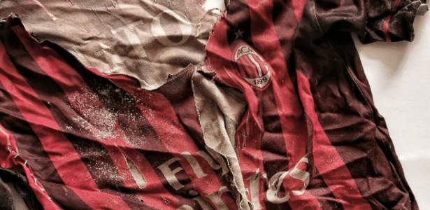 Camisa rasgada de jovem sul-sudanês ganha espaço em museu do Milan