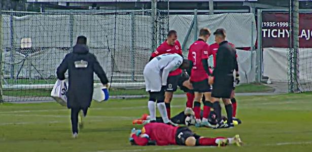 Goleiro croata para de sentir as pernas após choque