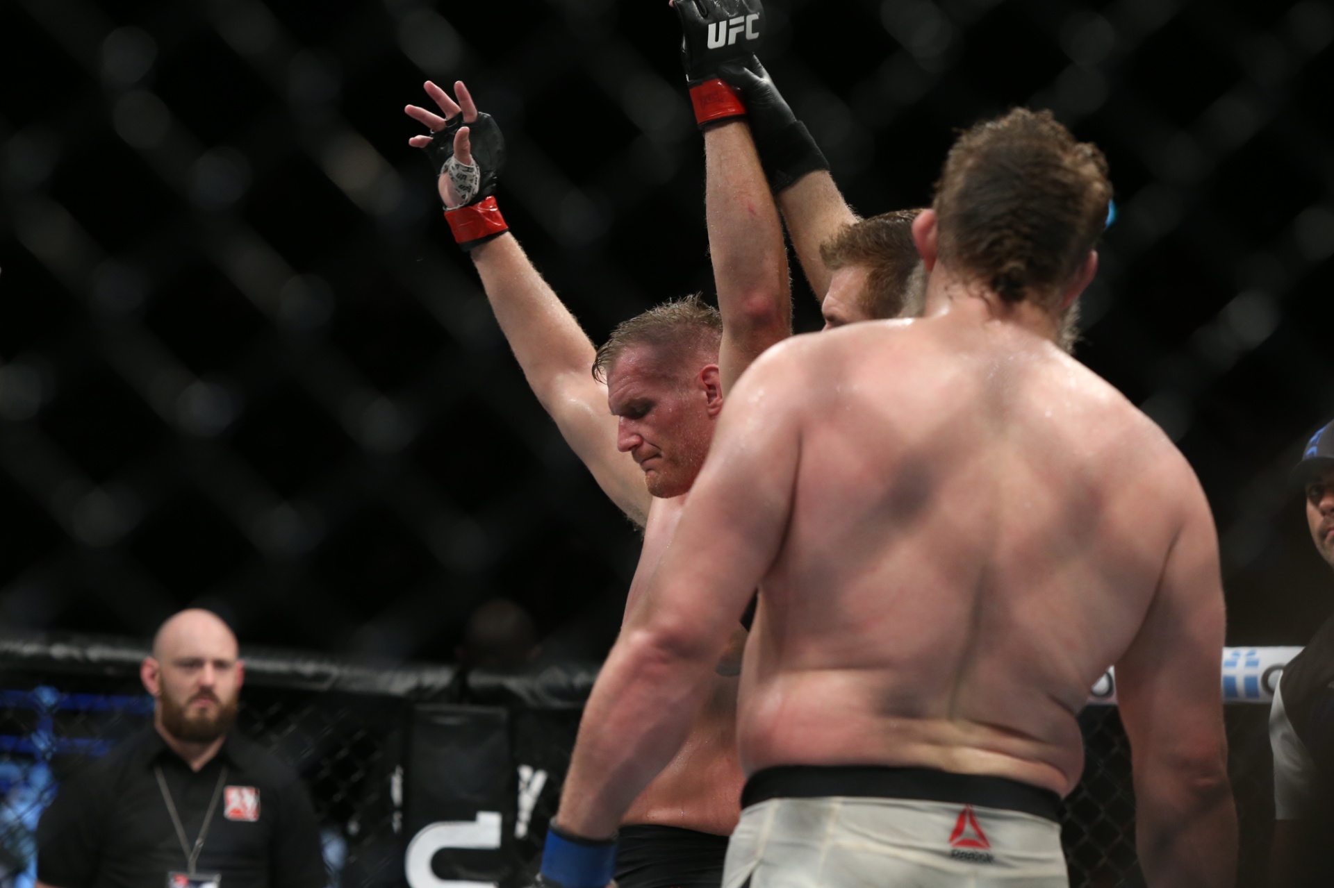 Barnett vence, Homem Ambulância ressurge e lutador chora no UFC Japão ...