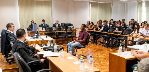 Jogador que chutou juiz na cabeça é condenado a dois anos de prisão