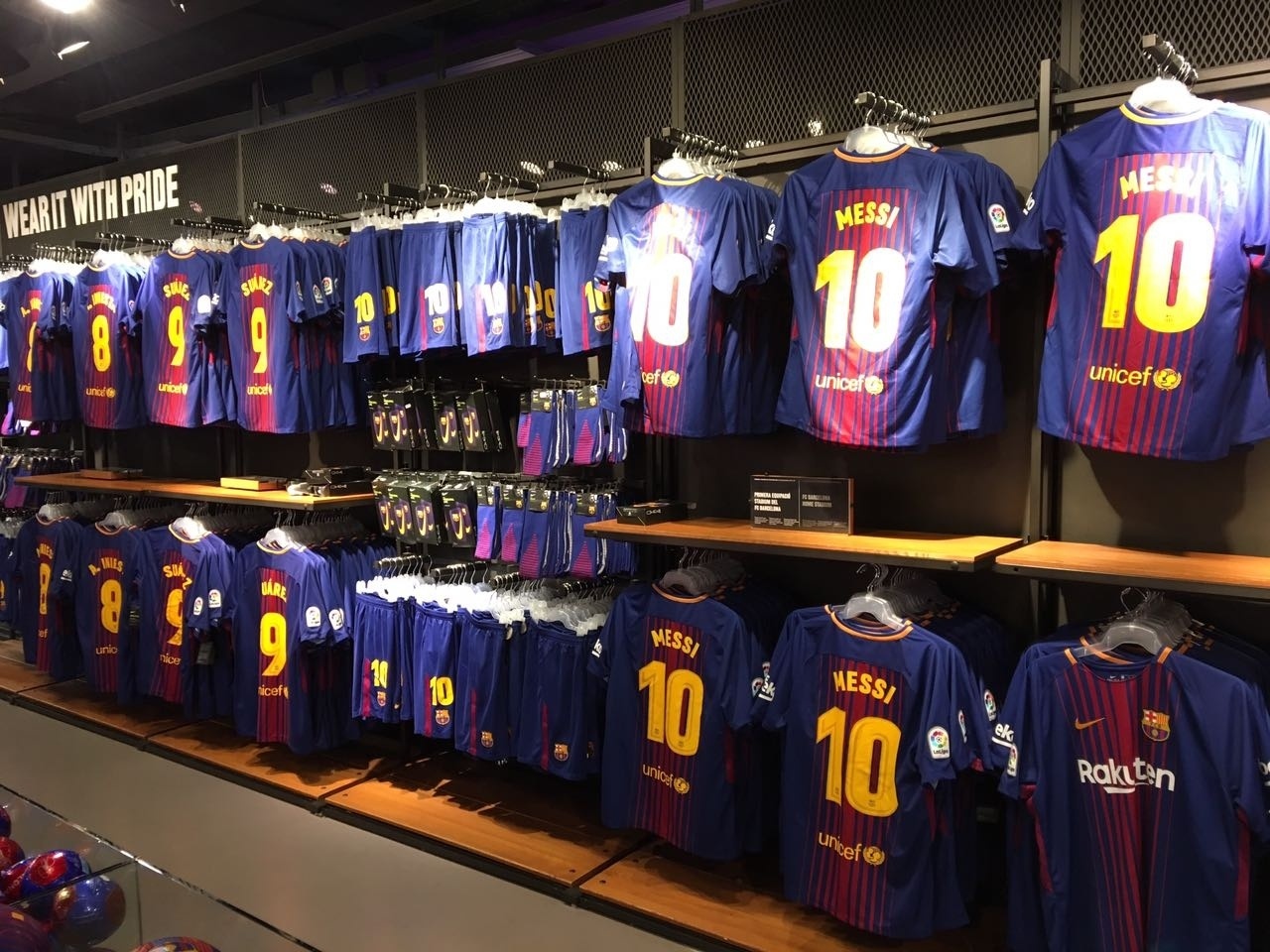 Barcelona apaga Neymar no Camp Nou e amplia espaço de Messi em loja ...