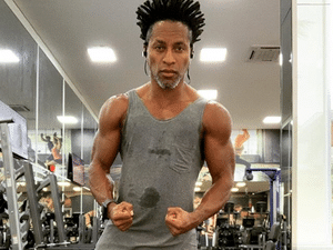 Aos 45 anos e aposentado, Zé Roberto mostra corpo todo trincado em ...