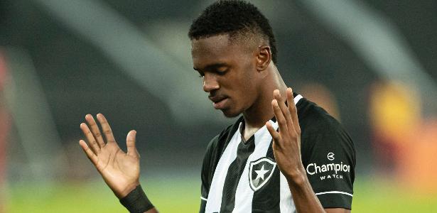 Valorizado no Botafogo, Jeffinho entra na mira do Shakhtar Donetsk