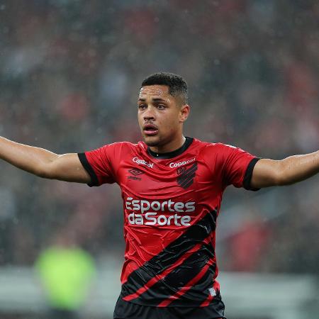 Vitor Roque posta foto com juiz de jogo contra o Flamengo: '11 x 12'