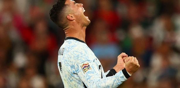 Cristiano Ronaldo marca para Portugal, faz seu 900º gol e se emociona
