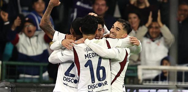 LDU de Tiago Nunes atropela Palmeiras e obriga Abel a operar milagre