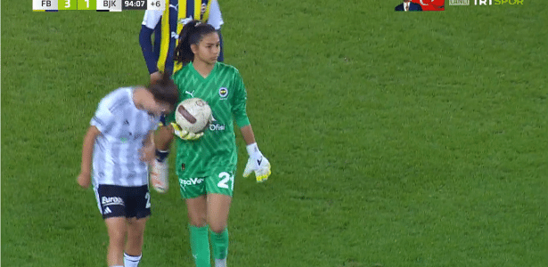 Jogadora rouba bola de goleira e faz gol bizarro na Turquia Jogadora rouba bola de goleira e faz gol bizarro na Turquia