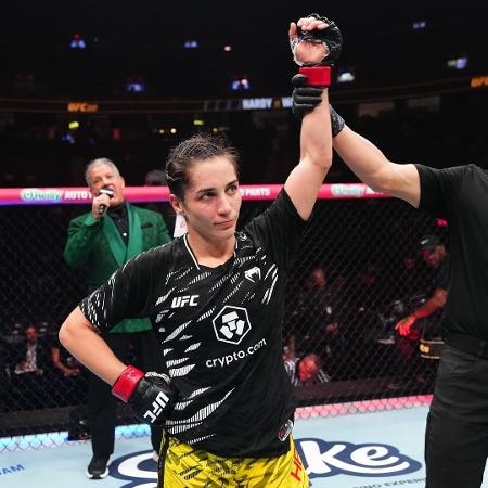 Veronica Hardy vence rival americana na luta de abertura do UFC 320