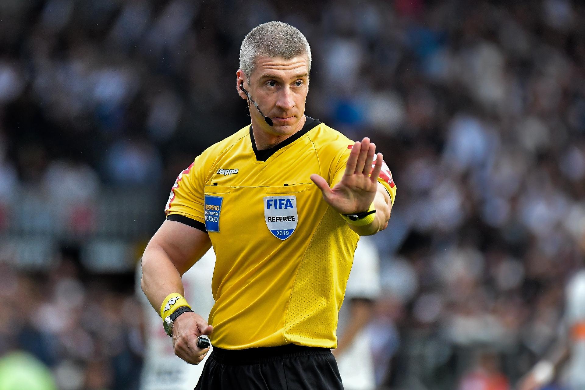 Árbitros de futebol: veja as profissões dos principais juízes do país