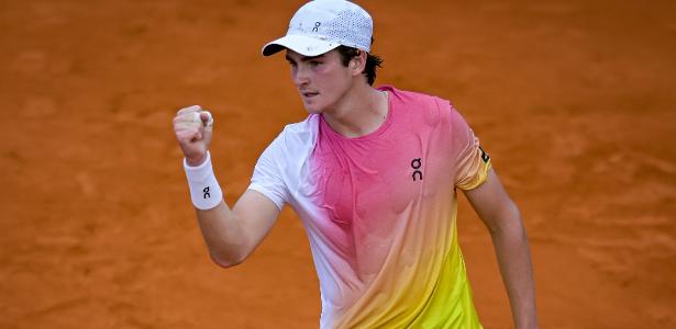 Fonseca supera vacilo e dores e alcança primeira final da carreira