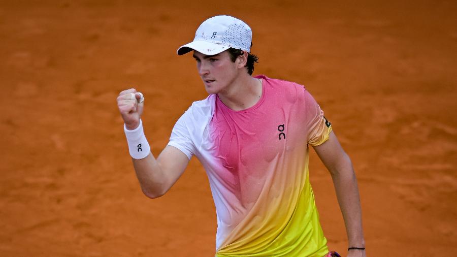 Fonseca supera vacilo e dores e alcança primeira final da carreira