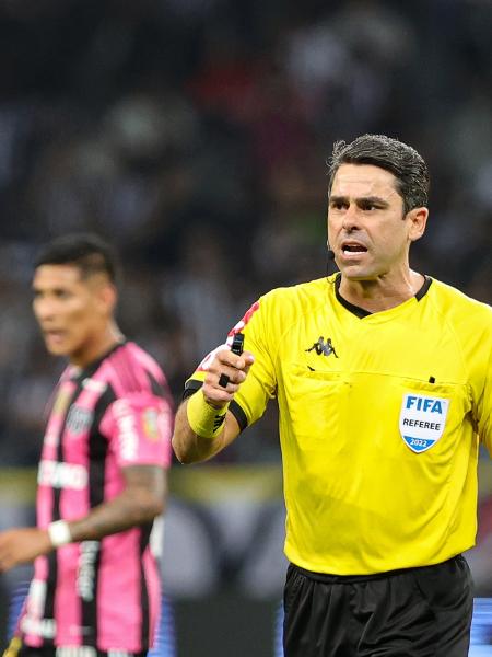 VAR recomenda revisão em Atlético-MG x Ceará, mas árbitro recusa