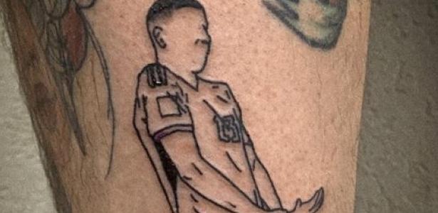 Goleiro da Argentina: torcedor tatua troféu simulando pênis Goleiro da Argentina: torcedor tatua troféu simulando pênis