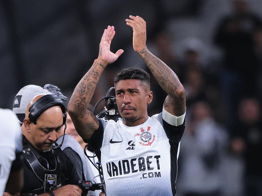 Paulinho se emociona em sua despedida do Corinthians