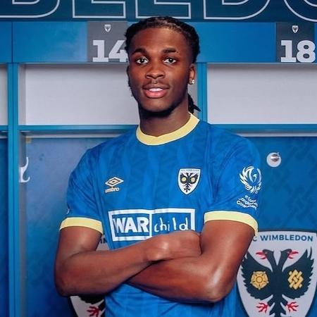 Atacante é suspenso no dia do aniversário por violar regras de apostas