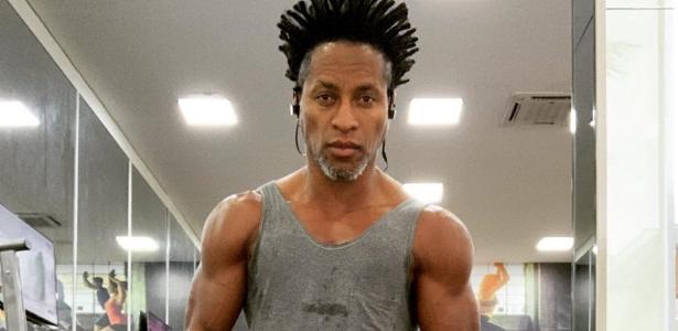 Aos 45 anos e aposentado, Zé Roberto mostra corpo todo trincado em ...