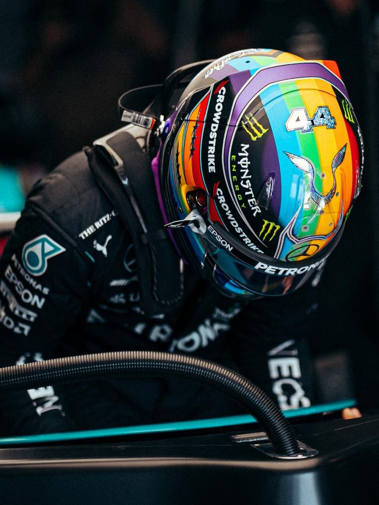 Senna, bandeira LGBTQIA+ e Bob Marley: os capacetes especiais de Hamilton