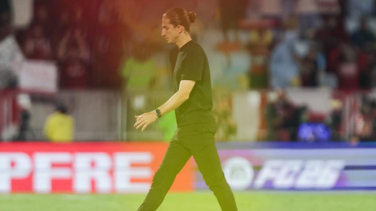 Filipe Luís tenta moldar o Flamengo entre suas convicções e manias