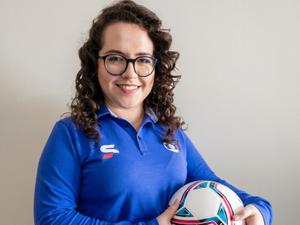 Narradora Natália Lara estreia na TV Globo neste domingo