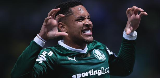 Vitor Roque passa Flaco e vira artilheiro do Palmeiras no Brasileirão