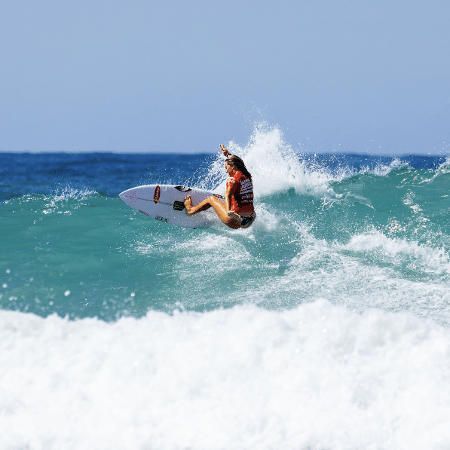 WSL: Laura Raupp brilha na estreia e vai às oitavas do Mundial Júnior