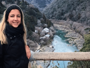 Domitila Becker curte banho de cachoeira pelada