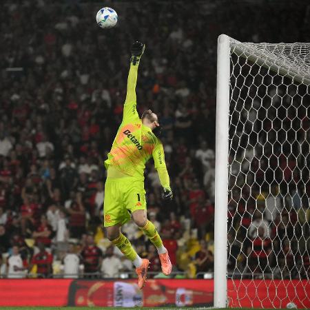 Flamengo desafoga no fim, vence Racing e sai na frente na semifinal