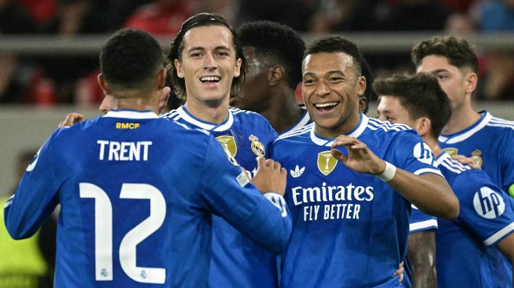 Mbappé salva com 4 gols, e Real vence Olympiacos em noite de Vini garçom