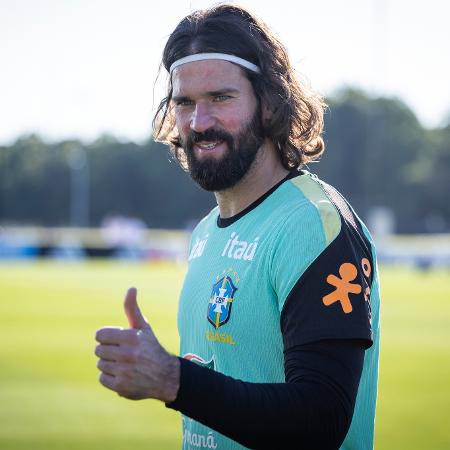 Entre recordes e cobranças, Alisson chega à terceira Copa como titular