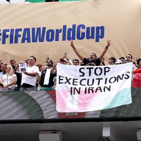 Torcedores pedem 'fim das execuções no Irã' durante jogo da Copa