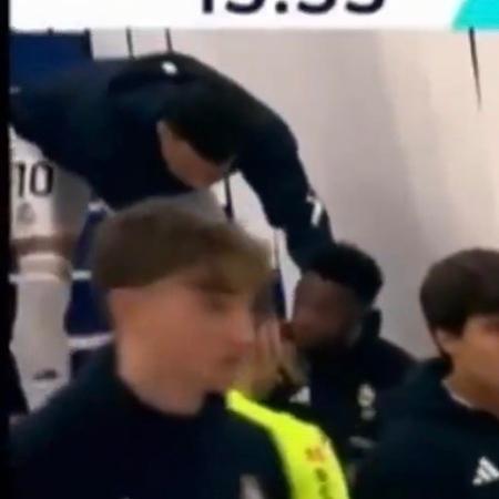 Vini Jr recebe apoio de Mbappé após ser vaiado pela torcida do Real