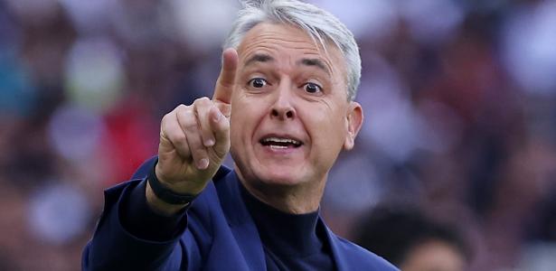 Na LDU, Tiago Nunes mira repetir feito de Felipão contra o Palmeiras